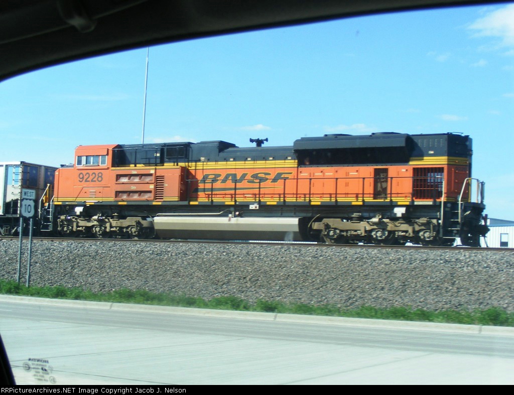 BNSF 9228